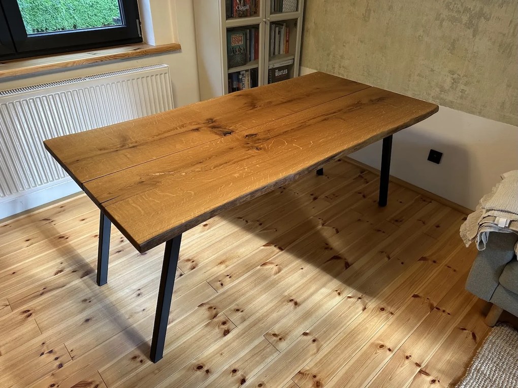 KULHÁNEK Jídelní stůl ze 2 ks masivních fošen a šikmou ocelovou podnoží Velikost desky: 190x80 cm, Odstín podnože: černá s jemnou strukturou - JS RAL 9005