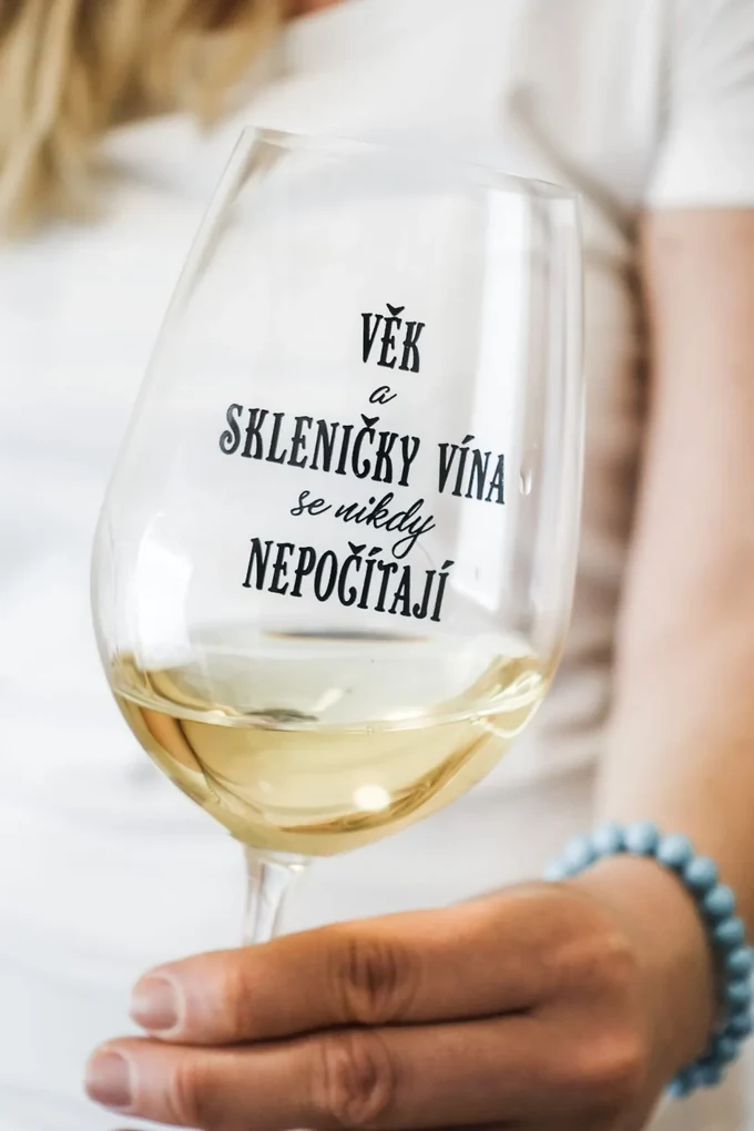 Sklenice na víno s nápisem Věk a skleničky vína se nikdy nepočítají ...