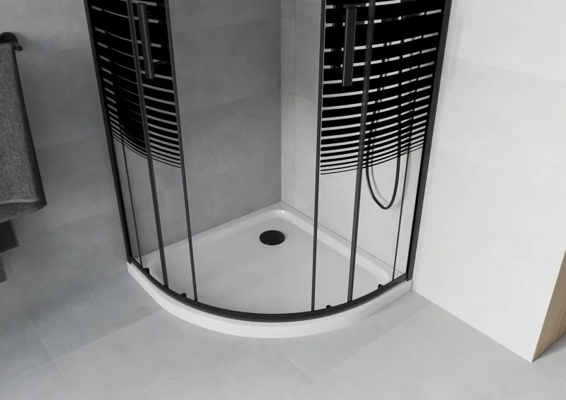 Mexen Rio, čtvrtkruhový sprchový kout s posuvnými dveřmi 90 (dveře) x 90 (dveře) x 190 cm, 5mm čiré sklo s pásky, černý profil + bílá sprchová vanička Slim, 863-090-090-70-20-411