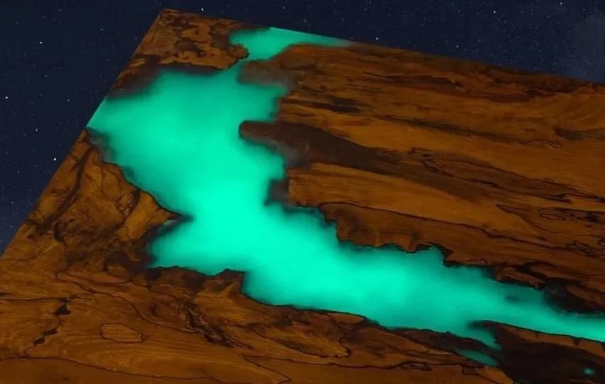 Konferenční stůl PLANETÁRIUM ze špaltovaného buku a fluorescenční epoxidové pryskyřice 96x59