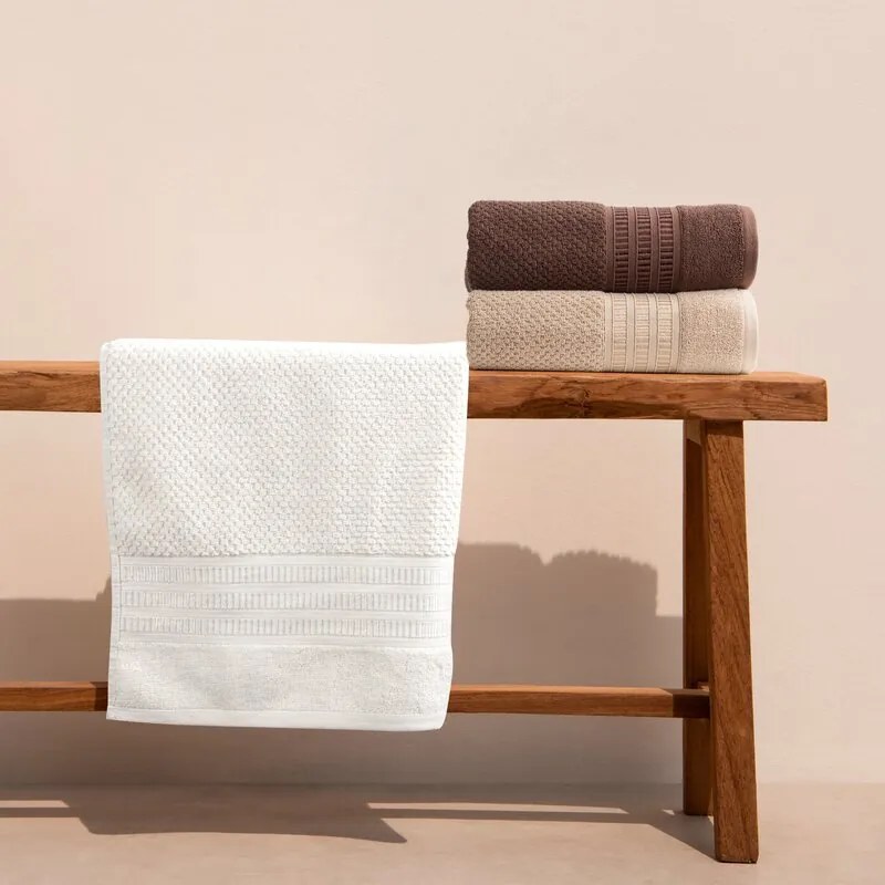 Bavlněný hnědý ručník ROSITA s rýžovou strukturou a žakárovou bordurou s geometrickým vzorem Rozměr: 70 x 140 cm