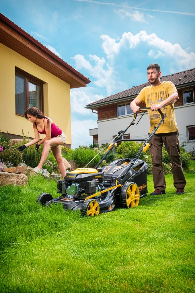 Benzínová sekačka na trávu Riwall PRO RPM 5135 4v1 s pojezdem