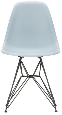 Eames Plastic Chair DSR černě lakovaná ledově šedá bílé na koberec Vitra