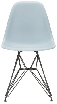 Eames Plastic Chair DSR černě lakovaná ledově šedá černé na koberec Vitra