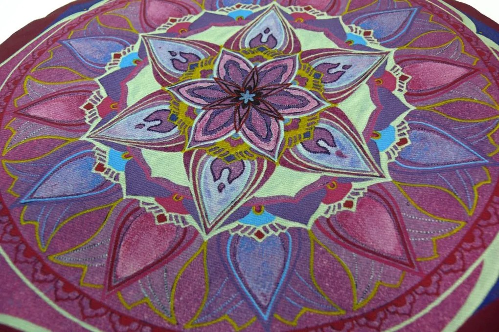 S radostí - vlastní výroba Meditační polštář s mandalou AMETYST (autorský design) Velikost: ∅30 x v12 cm