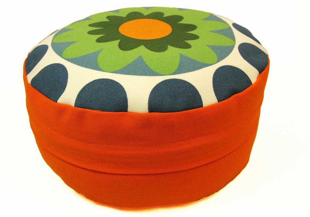 S radostí - vlastní výroba Meditační polštář s květinou - oranžový Velikost: ∅30 x v12 cm
