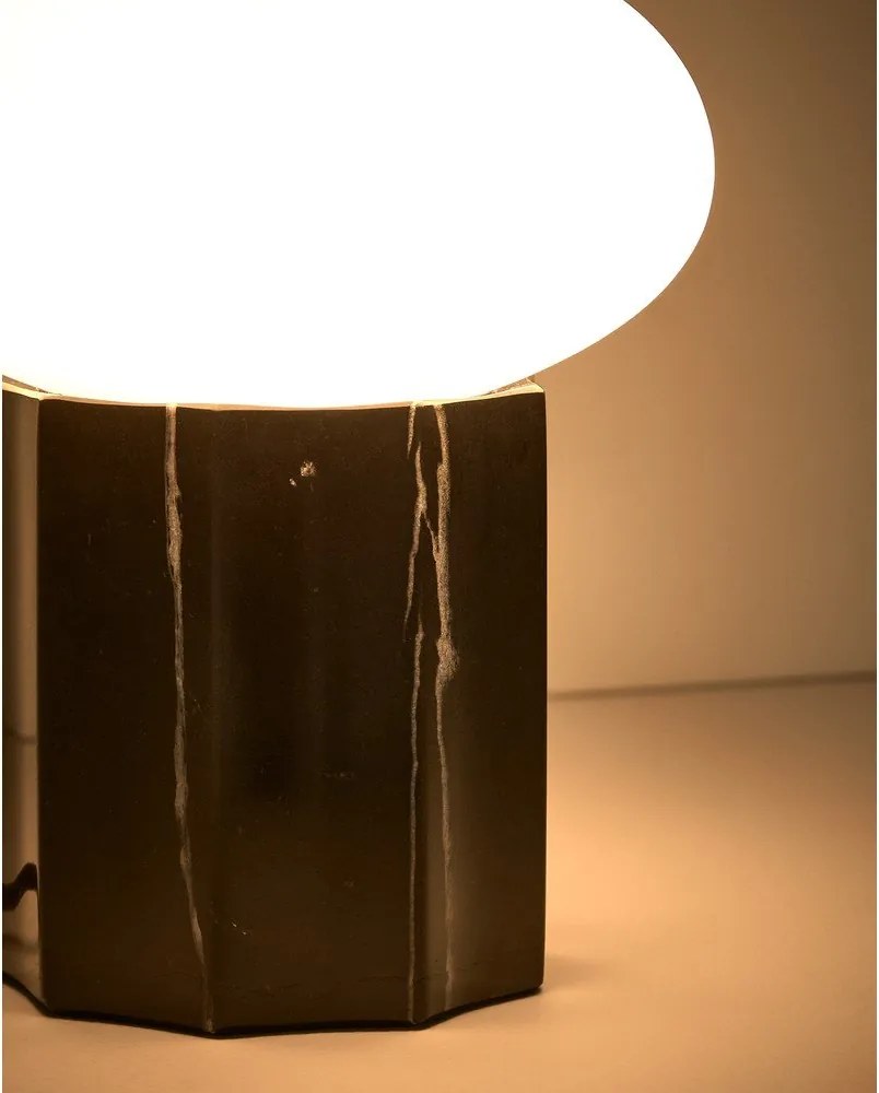Bílá/černá kovová stolní lampa se skleněným stínidlem (výška 20 cm) Idela – Kave Home