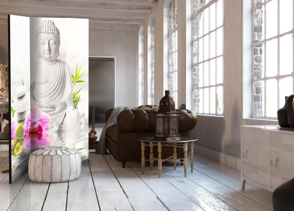 Pokojová zástěna Buddha a orchideje - bílá socha Buddy na pozadí orchidejí v duchu Zen