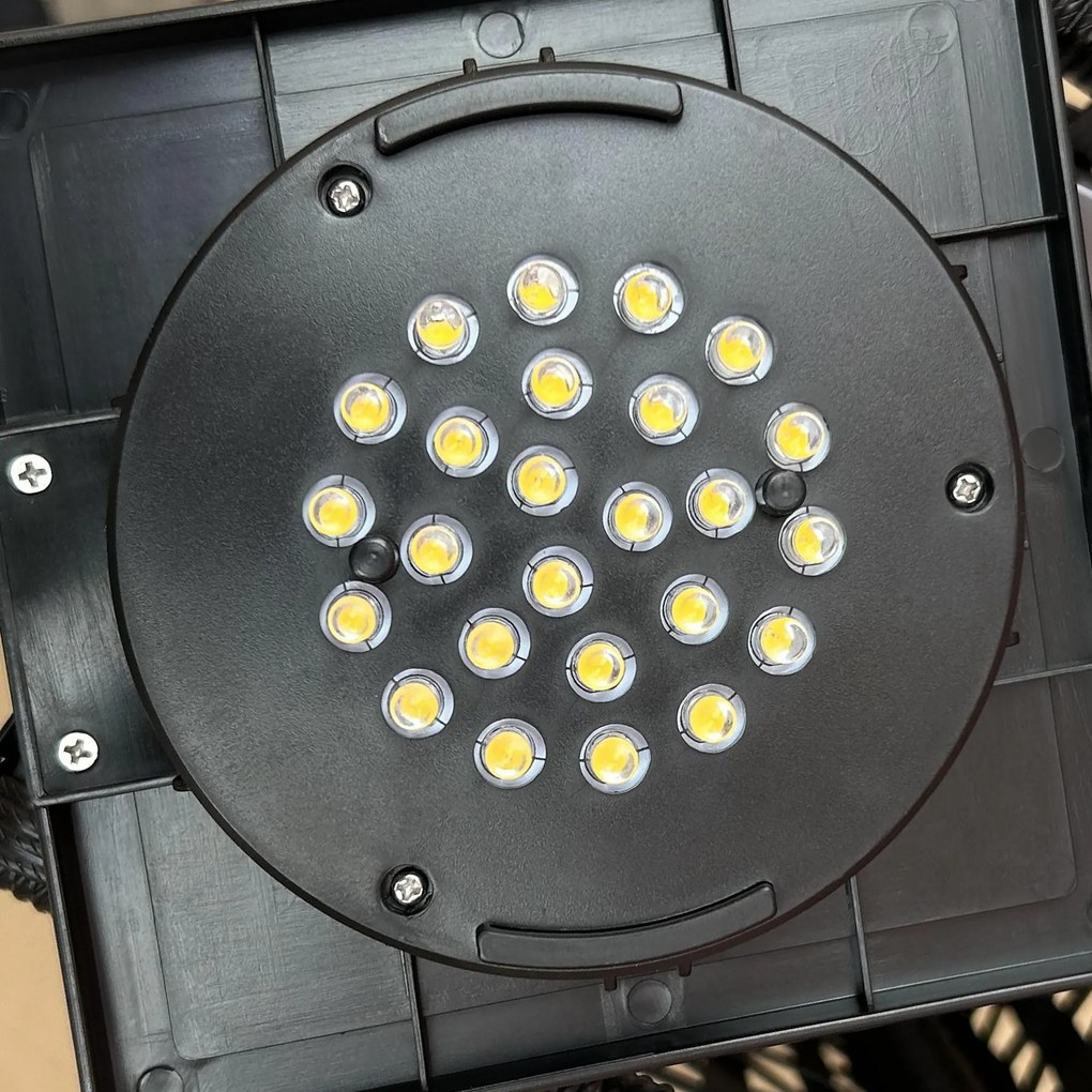 Outsunny solární světlo ratanový design 15,5x15,5x46cm vodotěsné se světelným senzorem automatická zahradní LED lampa černá pro terasu a zahradu