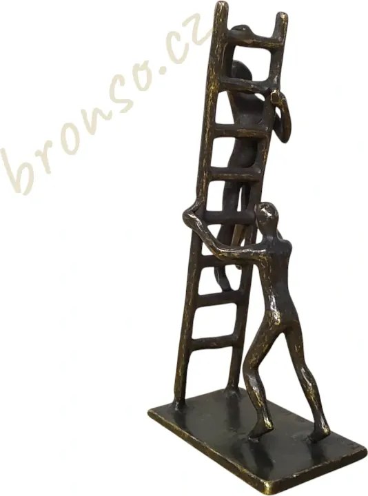 Soška Společně k vrcholu – bronzová figurka symbol spolupráce a úspěchu | Elegantní dekorace