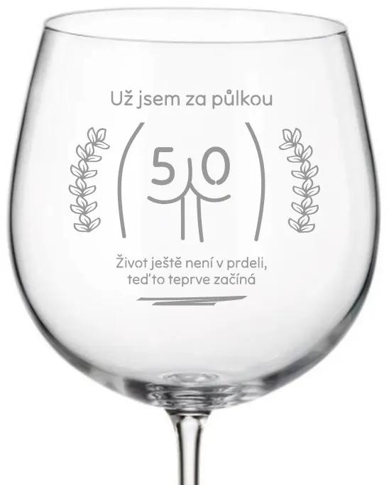 Dekorant Vtipná sklenička k narozeninám na červené víno UŽ JSEM ZA PŮLKOU