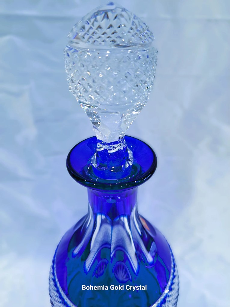 Modrá broušená láhev na whisky nebo víno z přejímaného skla