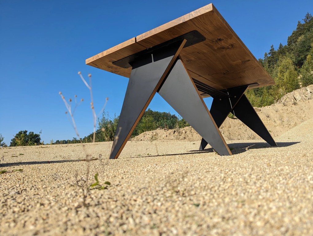 Jídelní stůl z dubového masivu Héfaistos v industriálním designu Velikost Desky: 1800x1000 (mm)