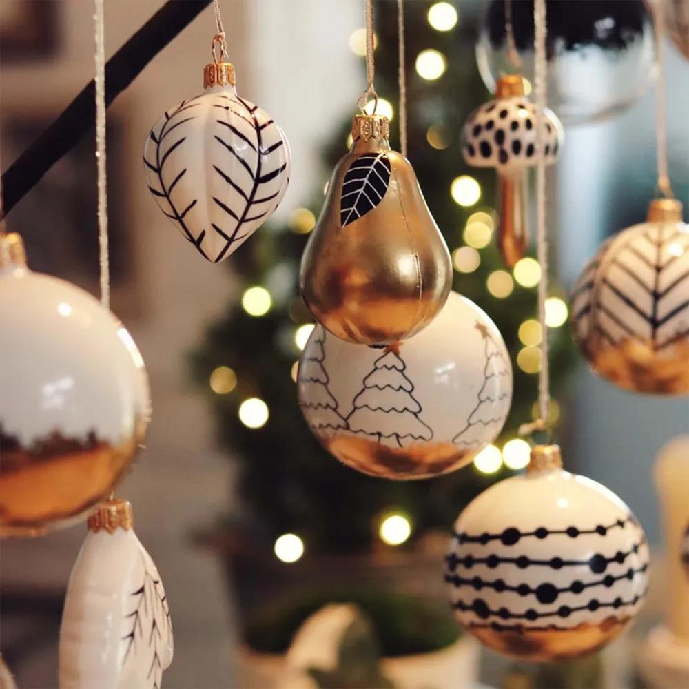 Skleněná vánoční ozdoba bílá s dekorem větviček - GLASSOR - 8 cm, bílá, zlatá, černá