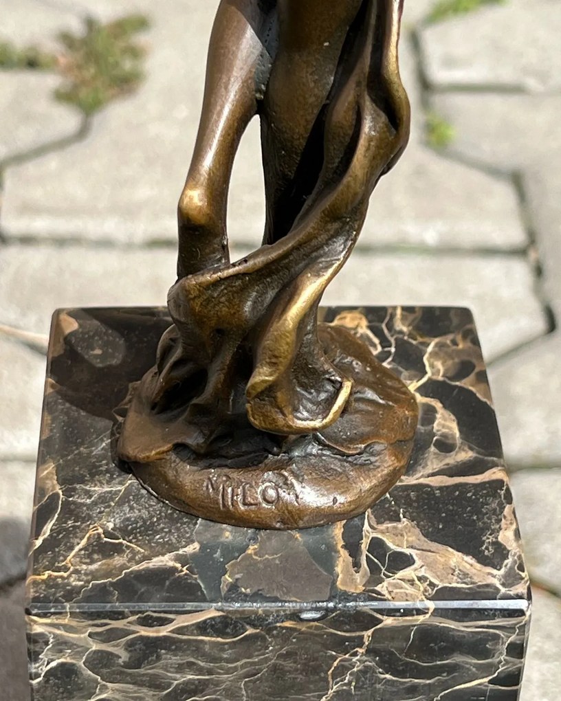 Erotická bronzová socha - Nahá žena tanečnice 2