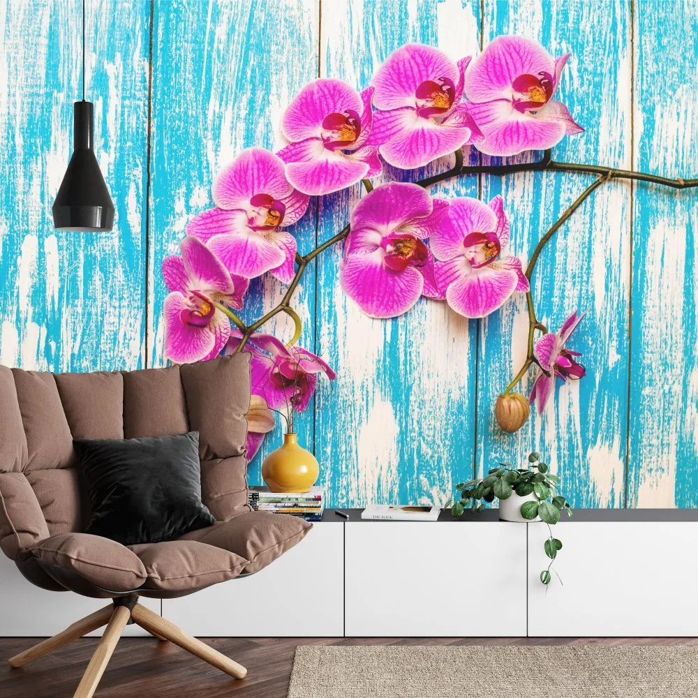 Fototapeta Orchideje Na Pozadí Desek Samolepící tapety 104x70.5