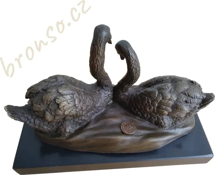 Bronzová socha labutího páru – signovaná socha Milo na mramorovém podstavci | Romantický dárek | Luxusní bytová dekorace