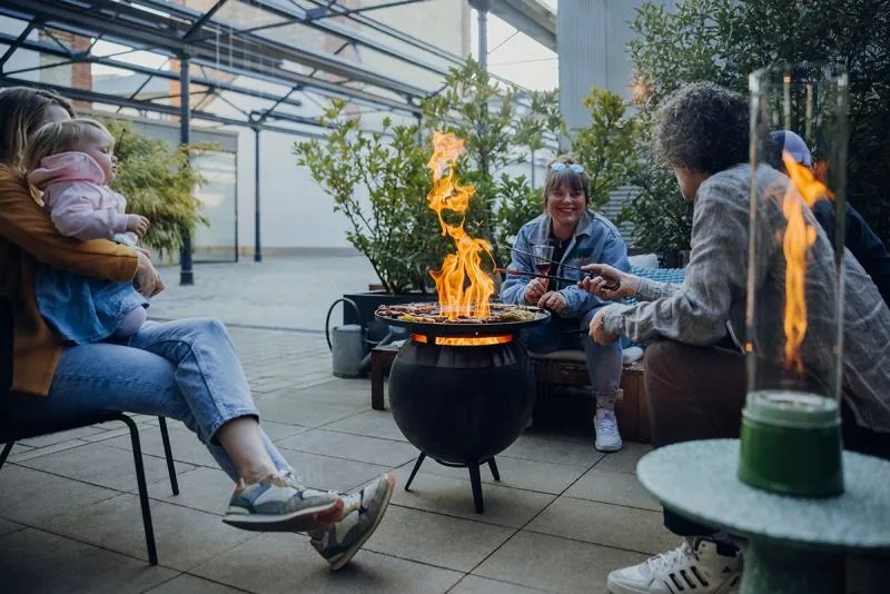 Höfats Stylový BBQ gril a ohniště MOON v jednom na dřevo a peletky Barva: Černá, Varianta: FLEX s výsokou a nízkou podstavou,bez planche