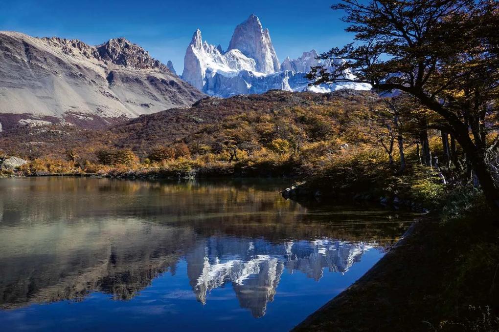 DIMEX | Samolepicí vliesová fototapeta na zeď Jezero v Patagonii MA-5-3060 | 375 x 250 cm | modrá, bílá, šedá