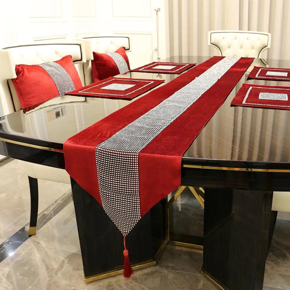 Luxusní prostírání, běhoun na stůl nebo potah na polštář Barva: Červená, Rozměr: 32x180 cm, Varianta: běhoun na stůl