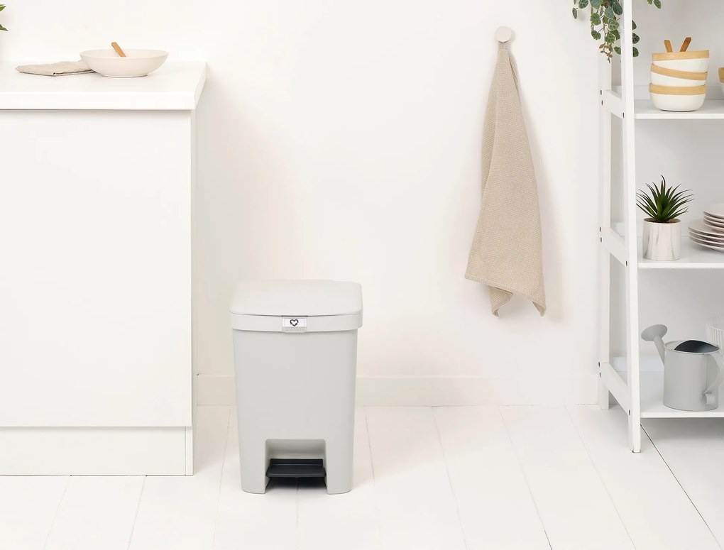 Brabantia Pedálový koš StepUp 25L světle šedý