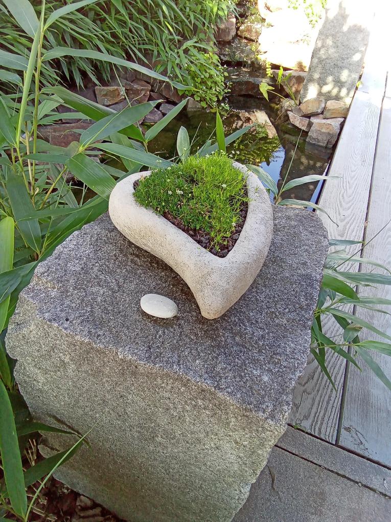 Pierre design Zahradní betonová dekorace Květináč ve tvaru srdíčka