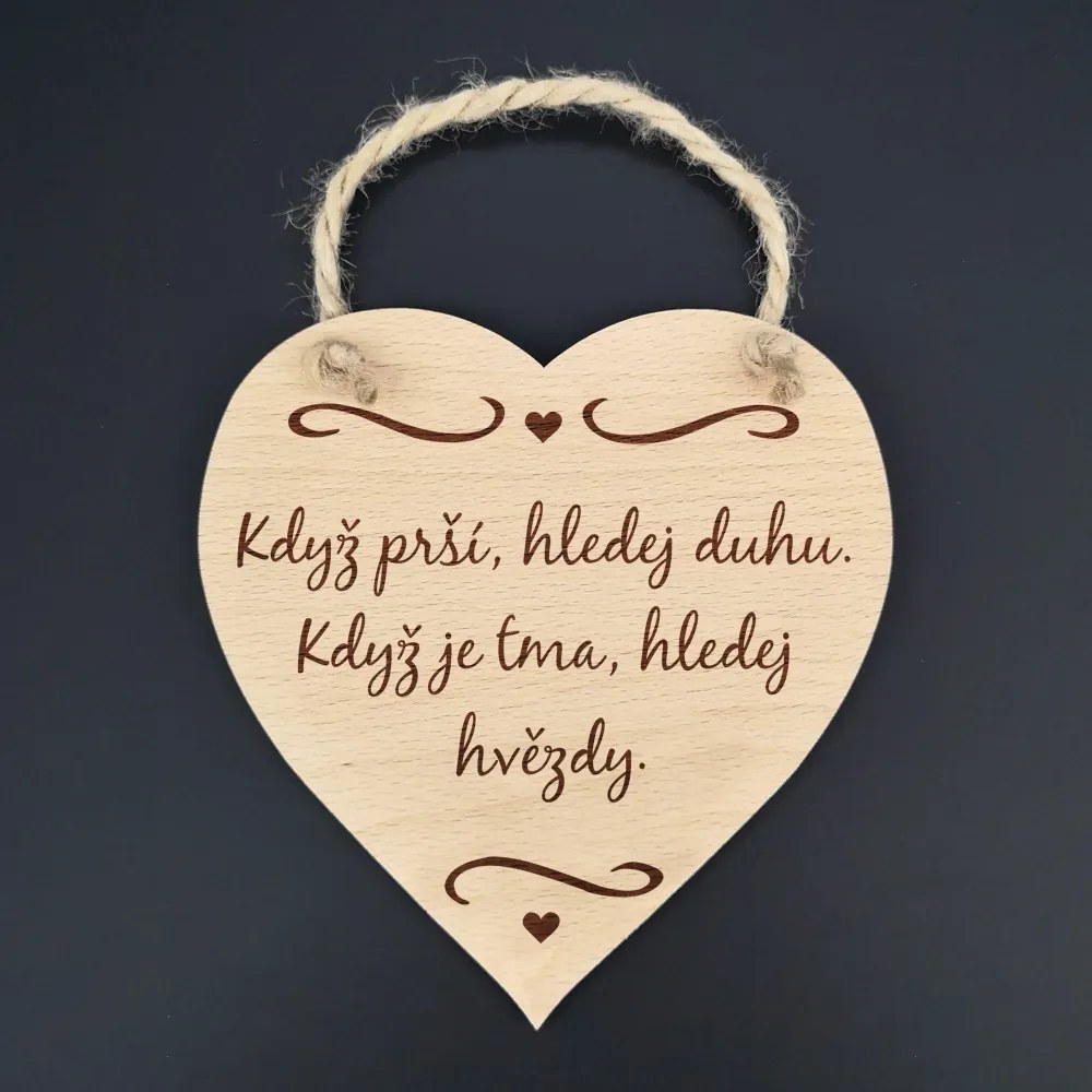 AMADEA Dřevěné srdce s textem Když prší, hledej duhu. Když je tma, hledej hvězdy, masivní dřevo, 16x15 cm