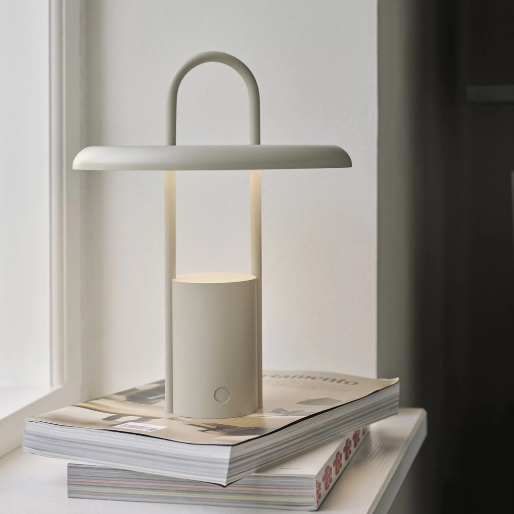 Stelton Přenosná LED lampa Pier Sand, krémová barva, kov