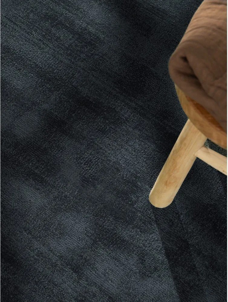 Černý ručně tkaný kulatý koberec z viskózy ø 150 cm Noemi – Vikosa