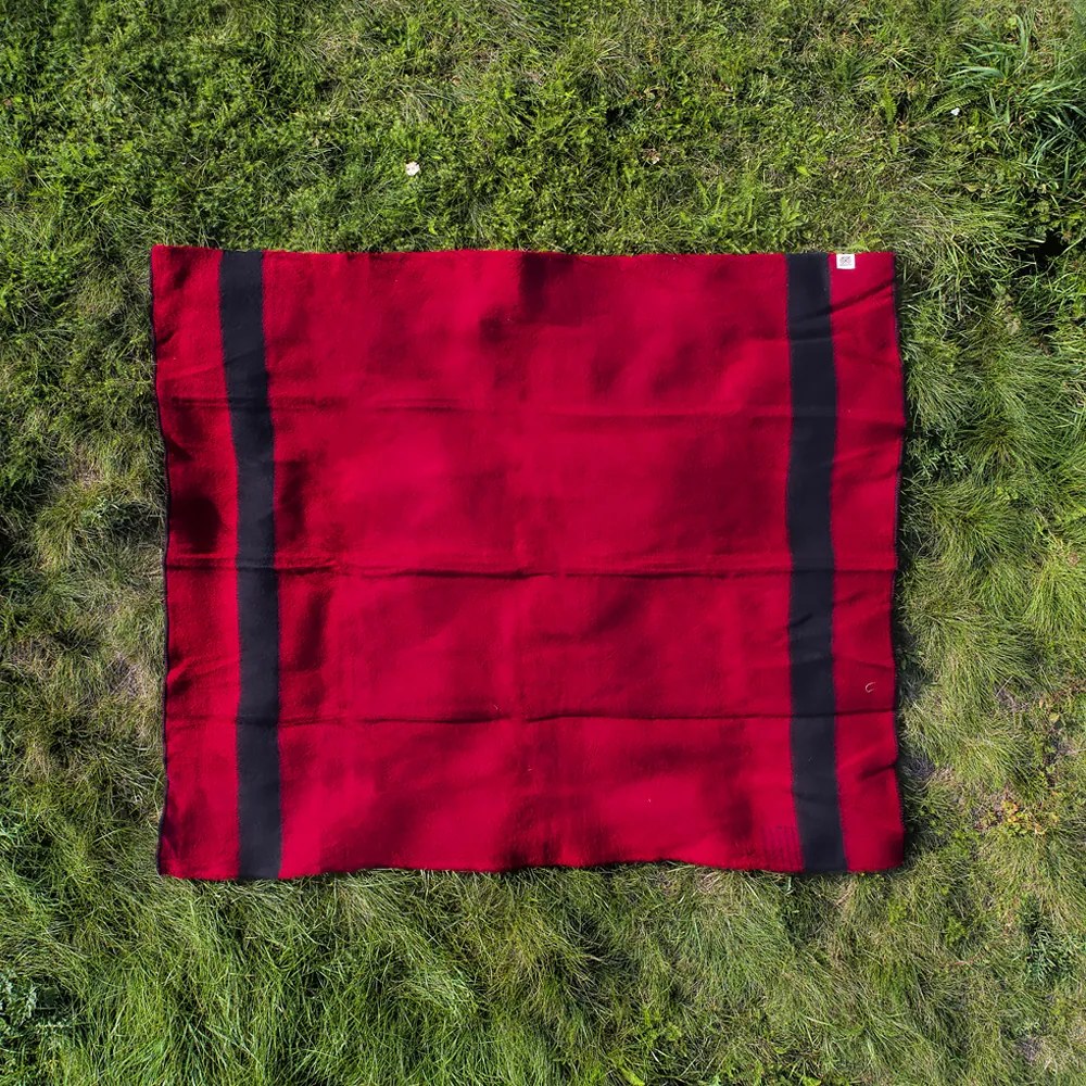 Silná vlněná deka Rainbow VI - červená s černým pruhem na obou koncích