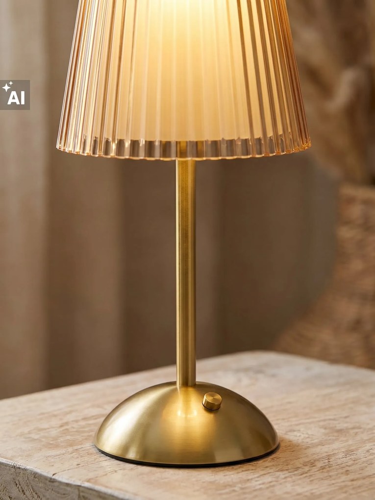 Sinsay - LED stolní lampa s žebrovaným stínidlem a zlatými prvky - hnědá