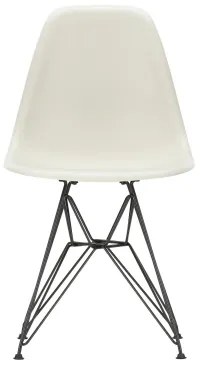 Eames Plastic Chair DSR černě lakovaná oblázková černé na koberec Vitra