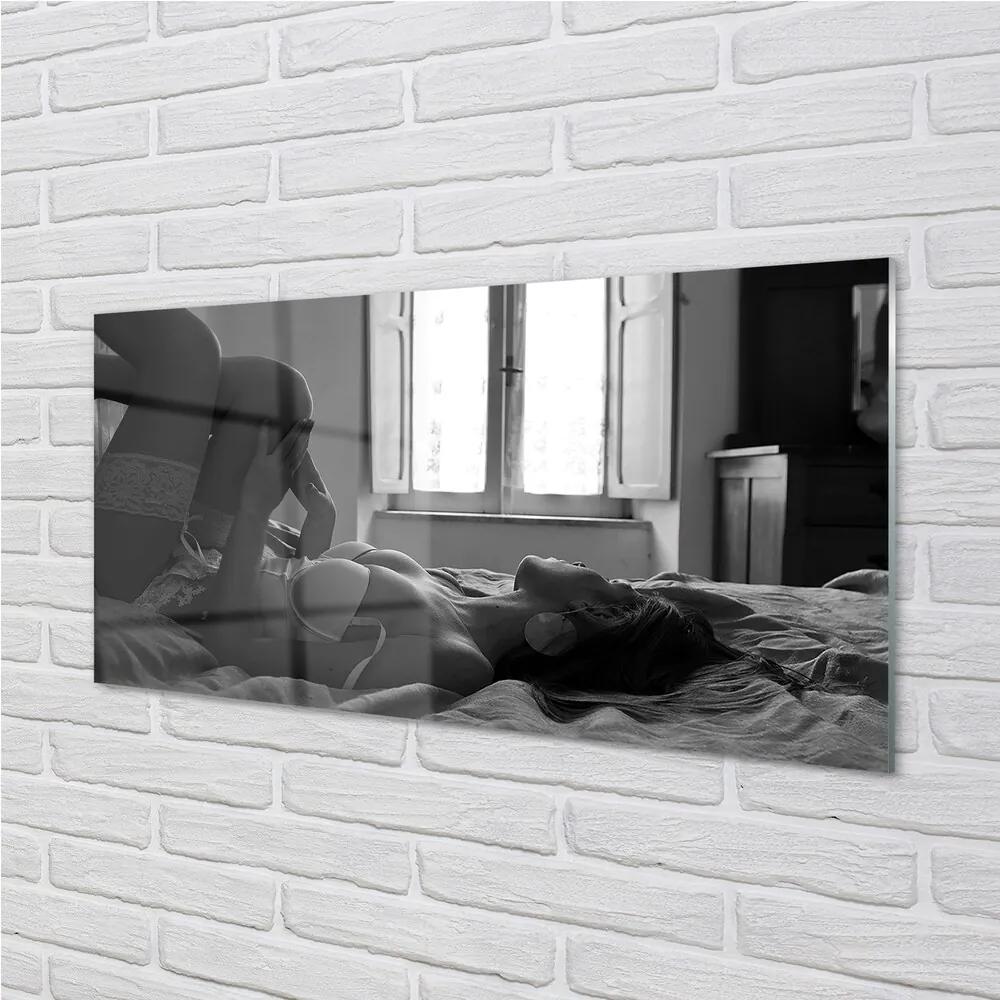 Obraz na skle Ležící žena na průzoru 120x60 cm