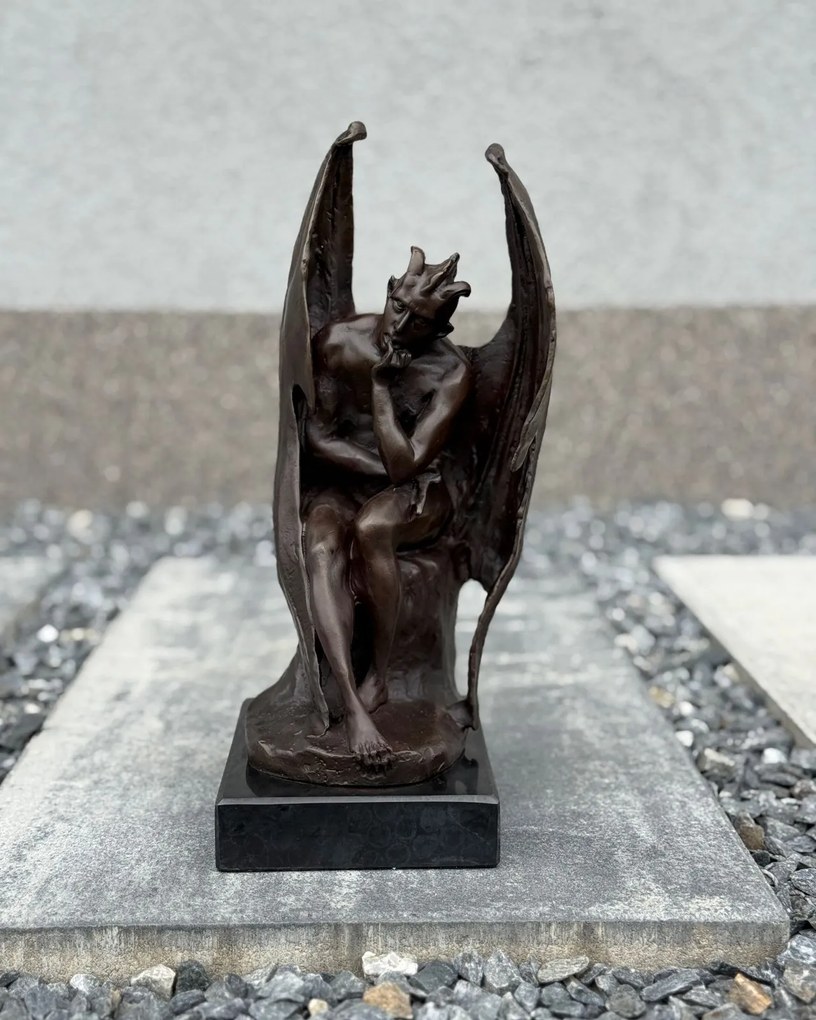 Bronzová socha Satan v zamyšlení