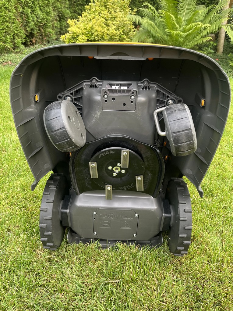 Stiga A1000 autonomní robotická sekačka - PŘEDVÁDĚCÍ