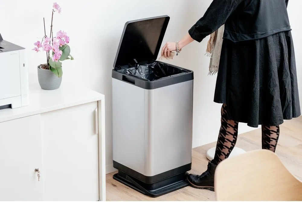 Nášlapný plastový odpadkový koš ve stříbrné barvě 80 l Tokyo – DEA HOME