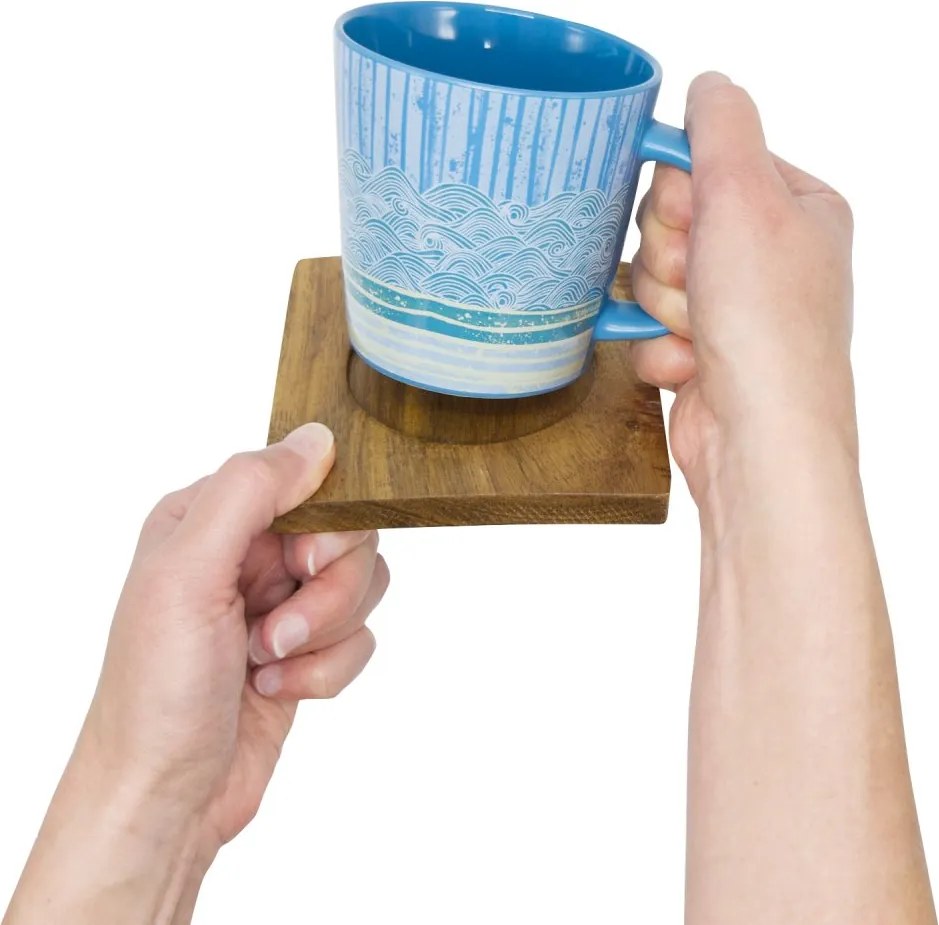 Porcelánový hrnek Blue Wave s akáciovým podšálkem, modrý, 350 ml – motiv oceánu, vln a mořských hřebenů