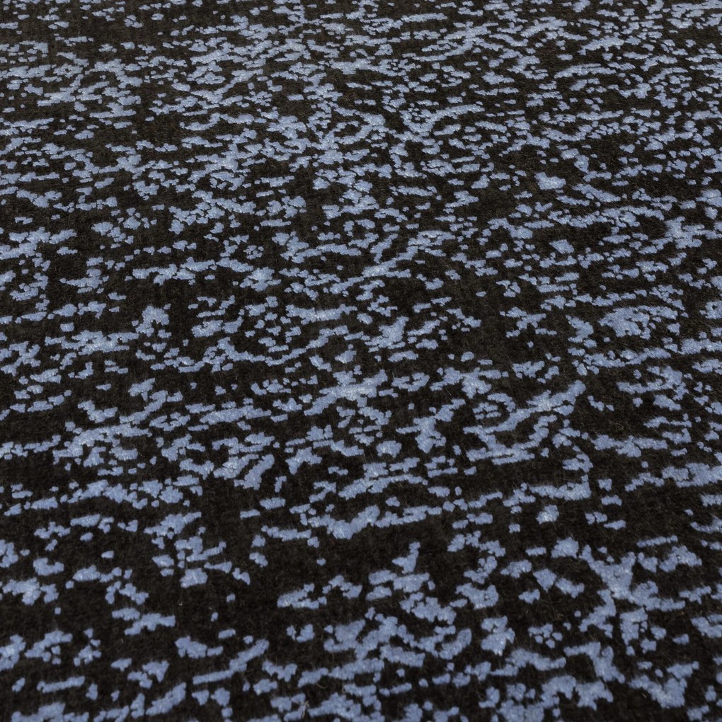 Tribeca Design Kusový koberec Trigger Indigo Black Rozměry: 200x290 cm