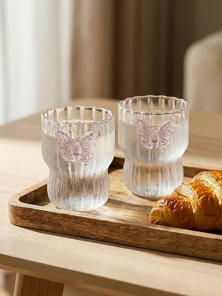 Sinsay - Rýhované sklenice s aplikací ve tvaru motýla, 2 ks - pastelová růžová