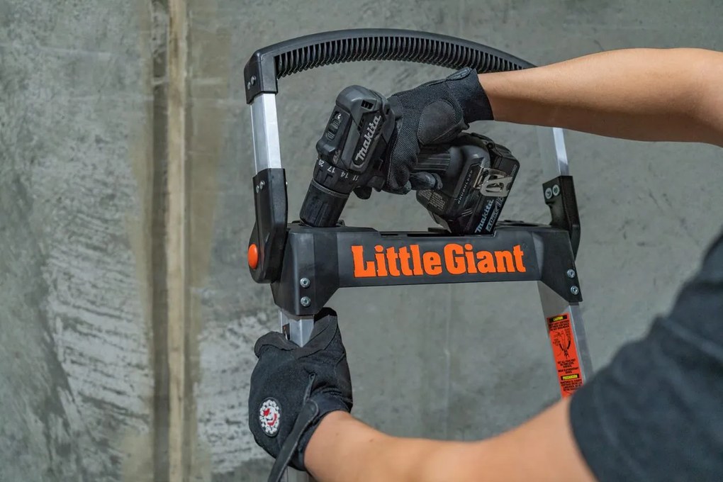 Little Giant Xtra-Lite Plus hliníkové schůdky s plošinou a madlem počet schodů/výška plošiny: 2 / 53 cm, Model: 4