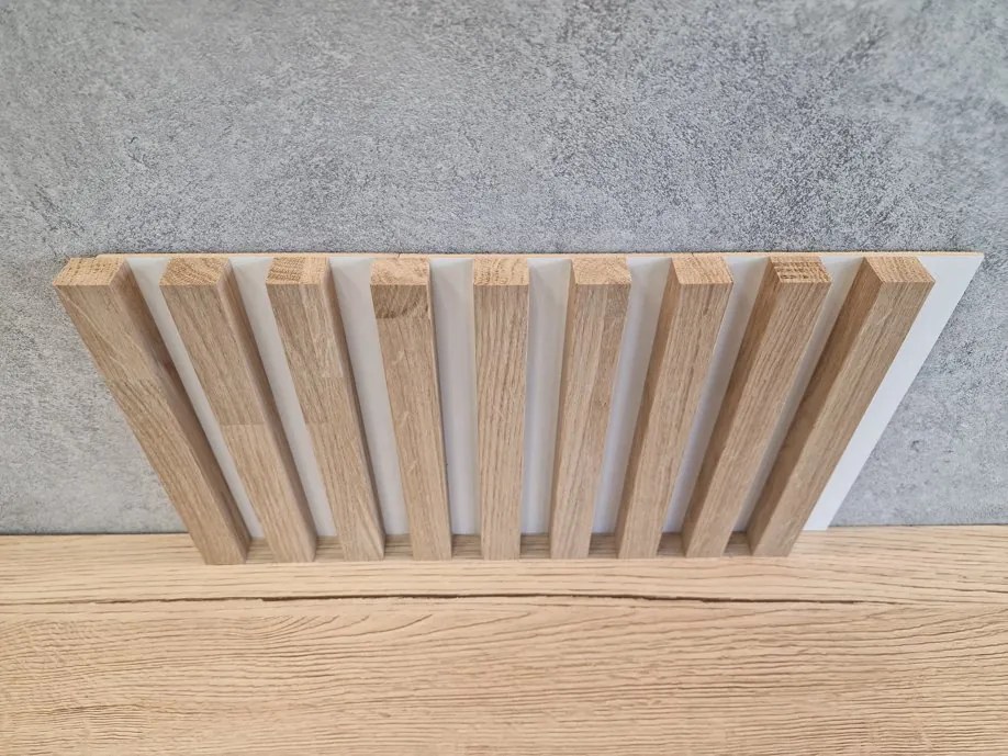 Lamelový SLAT panel masiv dub Masolo 22-18 bílý nosič rozměr 2500x400