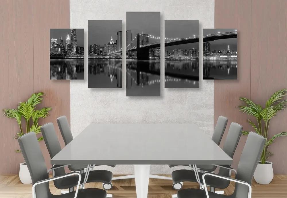 5-dílný obraz odraz Manhattanu ve vodě v černobílém provedení - 100x50 cm