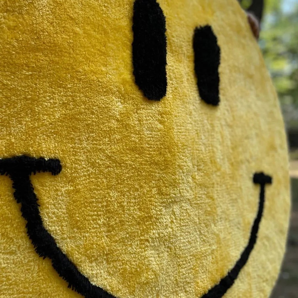 Žlutá koupelnová předložka ø 90 cm Yellow Smile – Foutastic