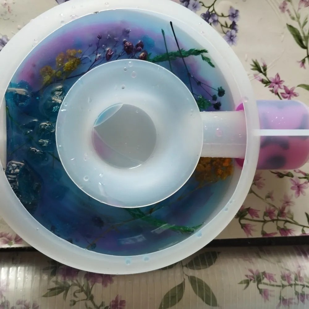 Designová váza z pryskyřice – vrstvená technika, drcené sklo, květiny (18 cm)