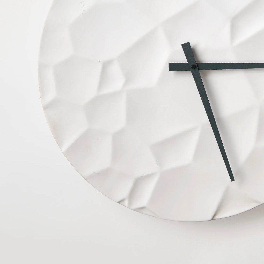 ODLITO Betonové nástěnné hodiny Měsíční kráter – bílá – 50 cm – černé ručičky