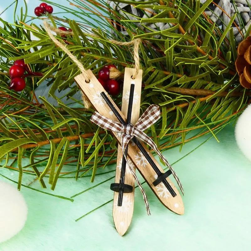 Závěsná vánoční dekorace- dřevěné lyže hnědé 10 cm | BIANO