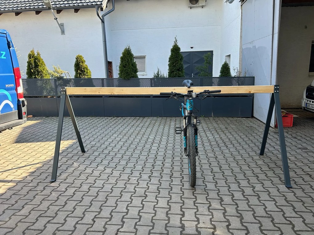 Stojan na kola za sedlo KS-910 s dřevěným nosníkem – česká výroba Délka stojanu: 3 m, Povrchová úprava nohou: prášková barva (antracit), Druh dřeva: smrkové dřevo lakované