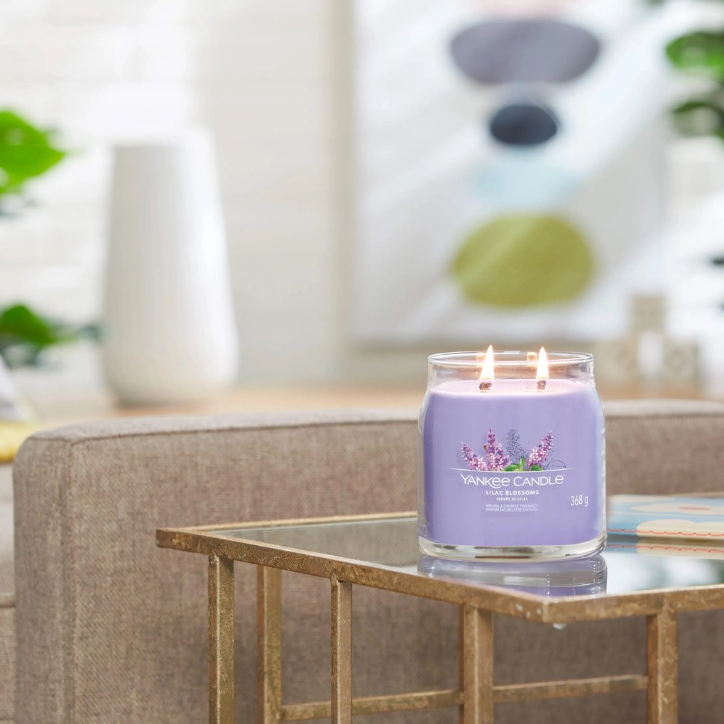 Yankee Candle – Signature svíčka Lilac Blossoms (Šeříkové květy) Velikost: střední 368 g