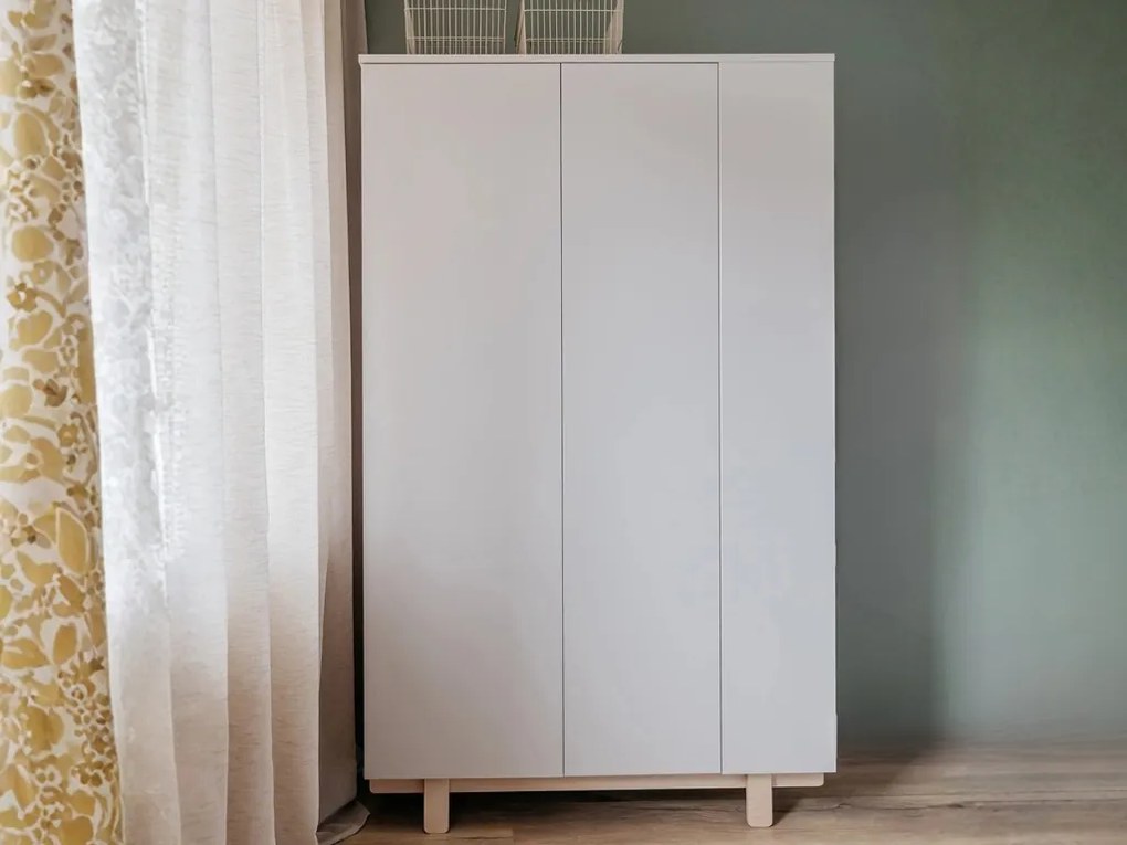 Designová šatní skříň s otevřeným regálem BASIC bílá