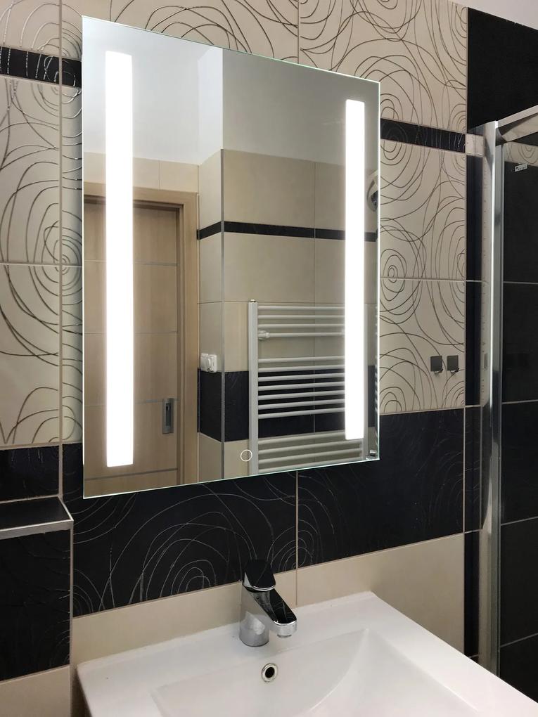 Amirro Zrcadlo na zeď chodbu do pokoje ložnice koupelny předsíně LUMINA SENZOR LED - 80 x 60 cm se dvěma  LED podsvícenými pruhy a  s dotykovým sensorem 900-964